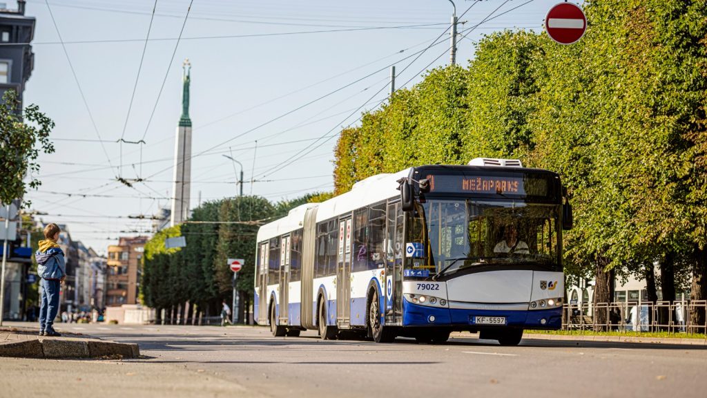 Pirmajā mācību gada dienā Rīgas sabiedriskais transports būs bez maksas ... Pirmajā mācību gada dienā Rīgas sabiedriskais transports būs bez maksas ...